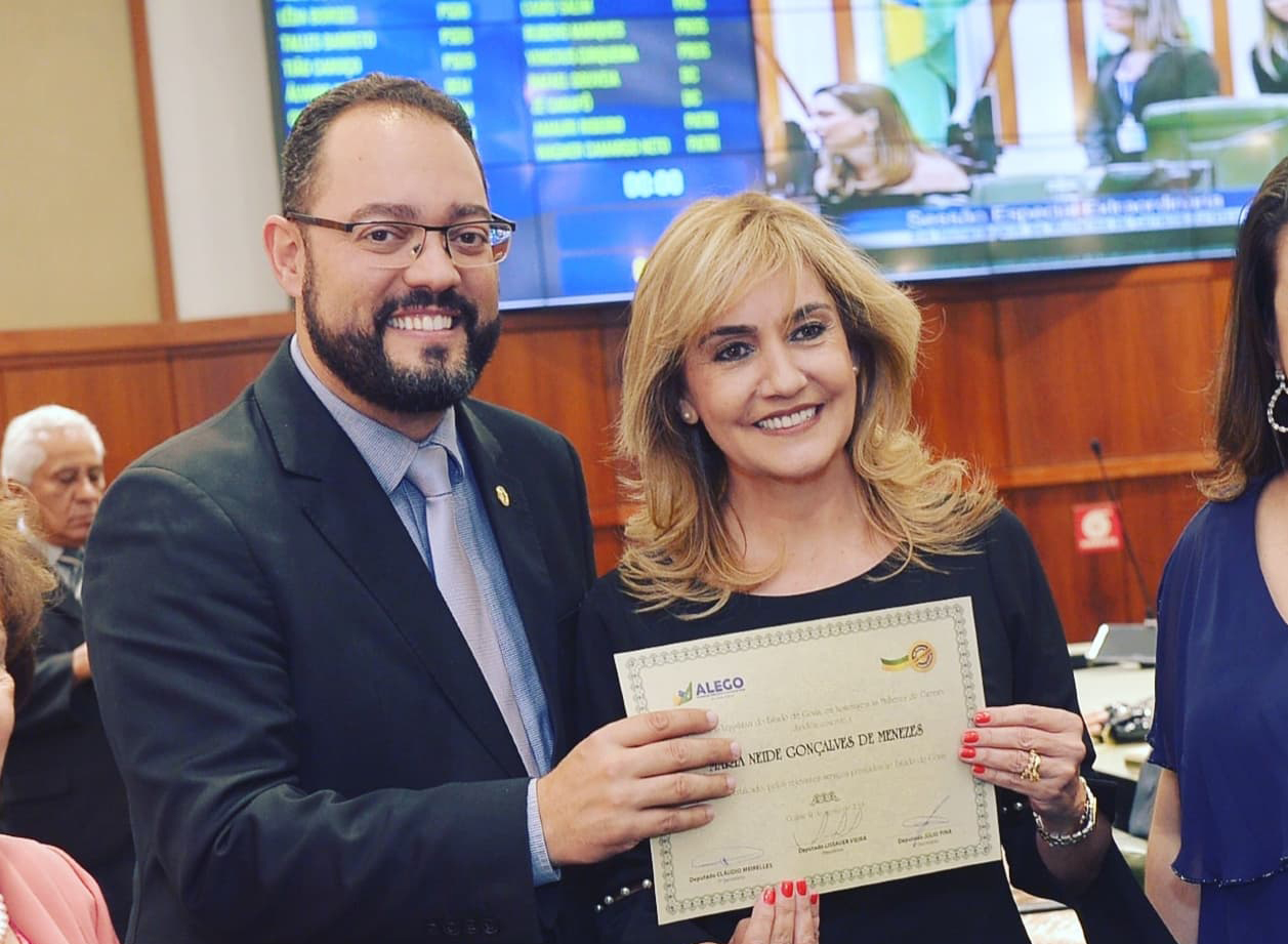 Em sessão especial da ALEGO, a Dra. Neide Menezes recebe Certificado do ...