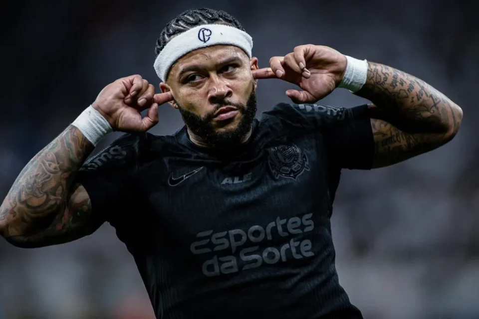 Memphis Depay ganha coração da torcida do corinthians com faixa ...